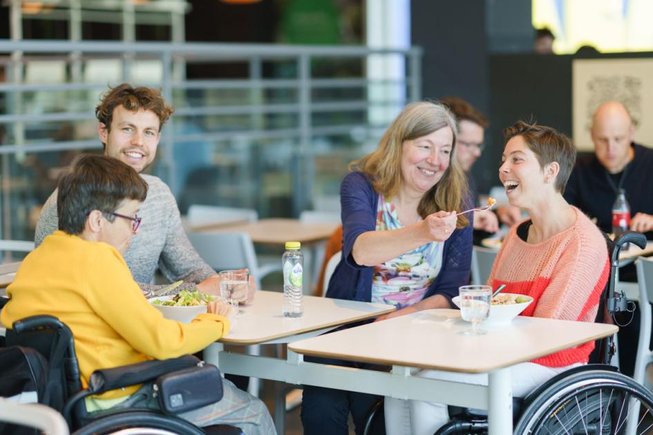 Helpende handen | VDAB